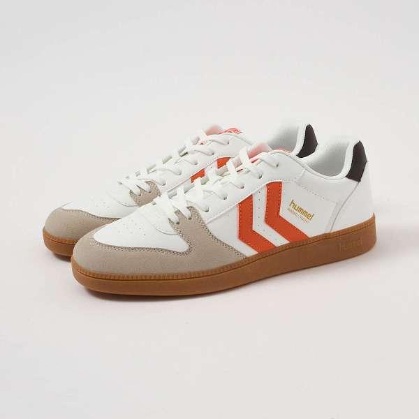 HANDBALL PERFEKT SPは、ハンドボールシューズからインスパイアされたスリムなデザインのコートスタイルスニーカーです。柔軟性と耐久性を兼ね備えたマイクロファイバーレザーのアッパーを採用し、TPRアウトソールで軽量な履き心地と優...