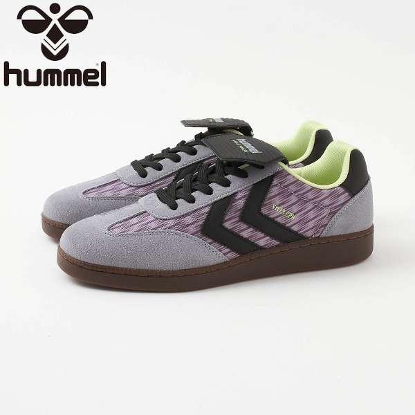 ハンドボールシューズ由来の人気のクラシックデザインにフラップシュータンをアレンジしたライフスタイルシューズ。スエード×メッシュのコンビ素材に、グラフィックプリントとネオンライムのアクセントで個性をプラス。快適な履き心地とデザイン性を兼ね備え...