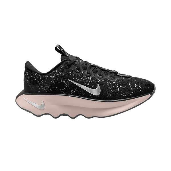 究極の快適性で歩けるようにデザインされたナイキ モティバは、Nike最高レベルのクッショニングを発揮。高さのあるフォームスタックとアウトソールのComfortgrooveイノベーションが、衝撃を吸収します。大胆なロッキングチェア構造が、前進...