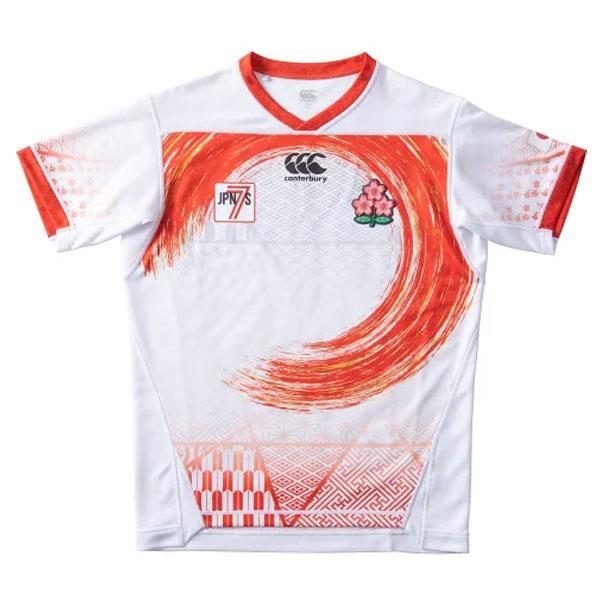 2021年7人制男女ラグビー日本代表のレプリカ。伝統の赤と白を基調としたデザインのファーストジャージです。桜（日本）の「風」を吹き起こせ！日の丸を「一筆書き」で描き、風を切るようなスピード感、躍動感を表現。下地にはラグビー日本代表の象徴的デ...