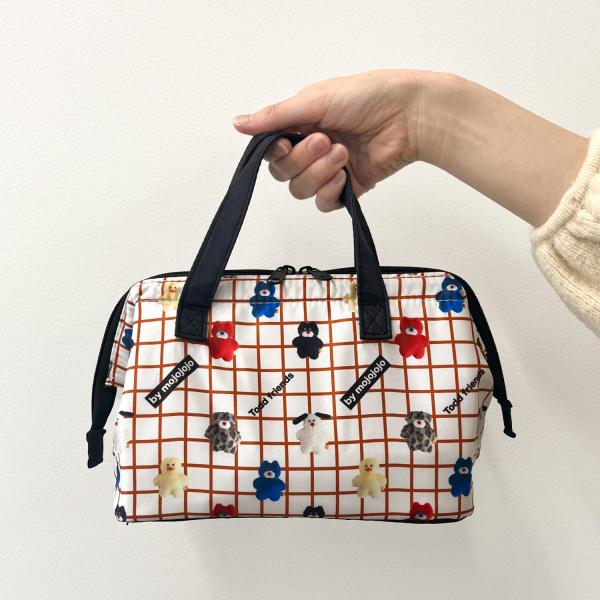 保冷もバッチリ、おでかけのお供に。がま口ランチバッグ！がま口型デザインで、お弁当の出し入れがスムーズにできます。内側はアルミ蒸着フィルム仕様で保冷に優れ、保冷剤を入れられるポケットも付いています。ちょっとしたお出かけのサブバッグや、普段使い...