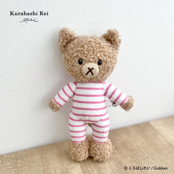 【発売日：2025年12月10日】くらはしれいの世界からやってきた、愛らしいぬいぐるみが登場しました。作者よりコメント：お洋服を着ても着なくてもどちらもかわいいくせっけのねこのぬいぐるみ。パッと見では猫とわからないのであえて刺繍で『I am...