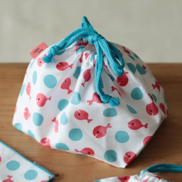 絵本作家・五味太郎さんの代表作『きんぎょがにげた』のカラフルポップでチャーミングなデザインのランチシリーズです。ランチタイムが楽しみになるかわいいデザインのランチ袋です。お弁当箱のほかにお箸やカトラリーも一緒に入れられるタイプ。巾着タイプな...