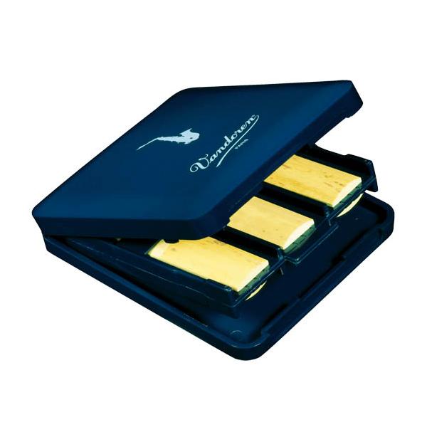 各仕切りに番号が振ってあり、リードをきちんと収めることができるエレガントな青いケースです。