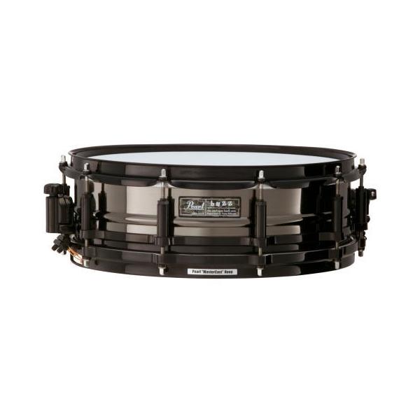 日本のロックシーンの新しい方向性を開拓し、いまや巨大な勢力の頂点に立つ D'ERLANGER のドラマー、Tetsu。