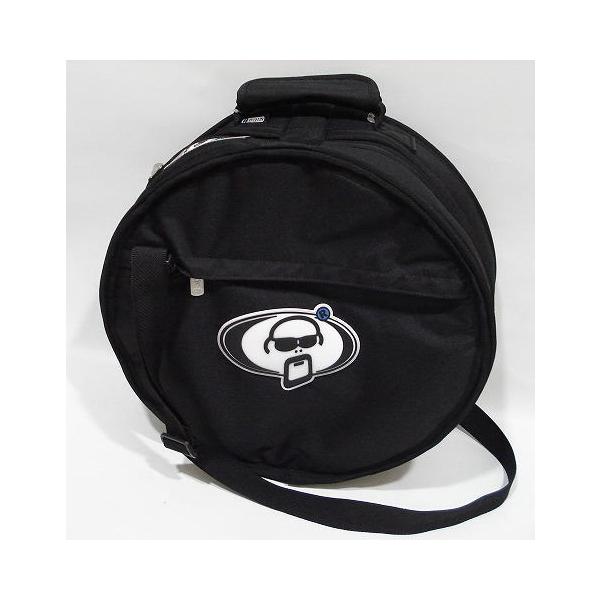 イギリスのサーフィンのメッカとして知られるコーンウォール。プロテクションラケットは、この地で生まれました。楽器を傷つけない低摩擦合成フリース素材です。表面に付着した水分を発散させる機能を持ち運搬中の楽器に適切な環境を作ります。手持ちハンドル装備