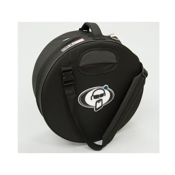 インナーにポリカーボネートを使用 したセミハードタイプ