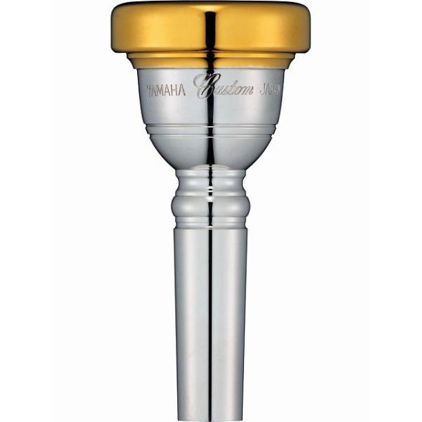 贅沢な厚さの純金メッキで仕上げたカスタムマウスピース。楽器との良好なバランスを得るために新しいフォルムを採用。金メッキならではの柔軟性に富む滑らかな口当たりを持ち、スムーズな息の流れ、きめ細やかな音色が特長です。