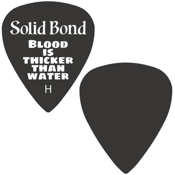 Solid Bondのロゴと「血は水より濃い」という意味で人と人との深いつながりを表した”Blood is Thicker Than Water”の文字がデザインされたティアドロップ・タイプのピックです。ポリアセタール素材のブラック・カラー...