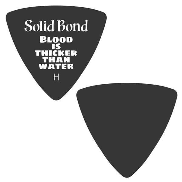 Solid Bondのロゴと「血は水より濃い」という意味で人と人との深いつながりを表した”Blood is Thicker Than Water”の文字がデザインされたトライアングル・タイプのピックです。ポリアセタール素材のブラック・カラー...