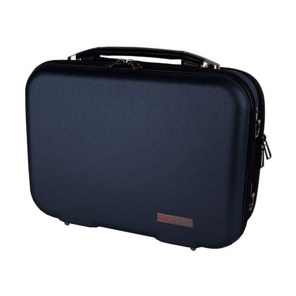 PROTEC社の新しいラインナップであるABS樹脂製のZIPケース。「強度（保護性・耐久性）」・「軽量」・「デザイン性」・「低価格」の四拍子揃ったケースです。こちらのモデルはA4サイズのファイルが収納できる着脱可能なポケットが付いており、ケ...