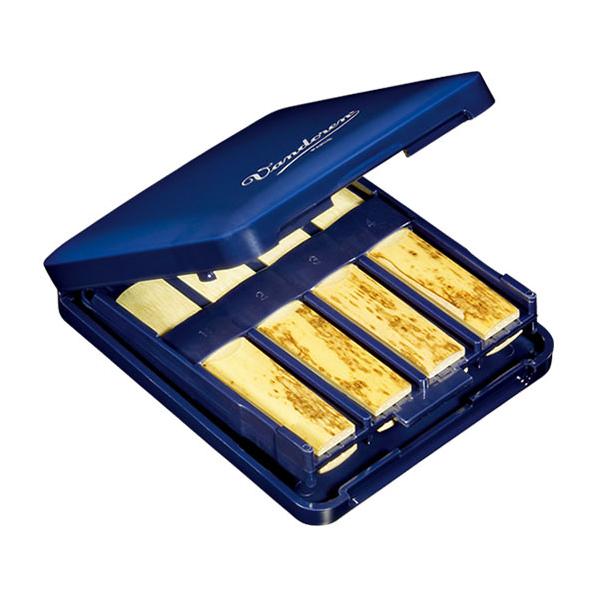 各仕切りに番号が振ってあり、リードをきちんと収めることができるエレガントな青いケースです。