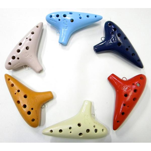 運指表・ソフトケース付属ＰＯＰＯＬＯとは、英語でいうと「 People」つまり、「みんなの」オカリナです。