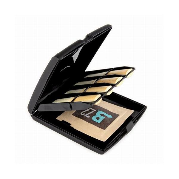 これまでジップ・バッグタイプであったヴァイタライザーの機能を そのままリードケースに詰め込んだ画期的なリードケースです。 湿度調整の機能はこれまでと変わらず、よりお手軽にリード保管 可能にします。 リードは付属していません