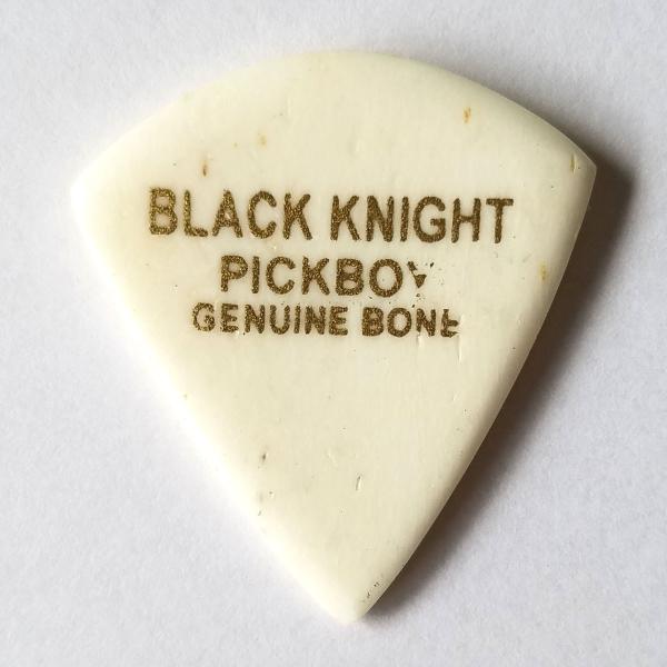 ピックボーイ ASSUR Genuine Cow Bone形状：BLACK KNIGHT厚さ：約2.0mm素材：ボーン(牛骨)販売単位：1枚Hand Made in India〜アシュラピックのGOOD POINT〜□手の重みがのりやすく、...