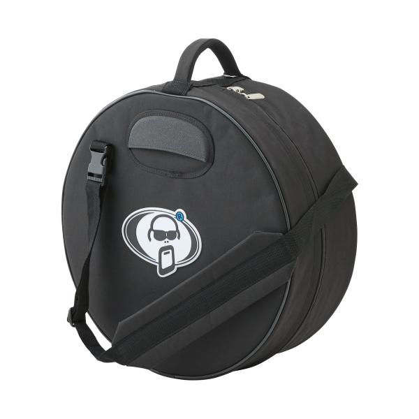 【メーカーお取り寄せ商品】※納期はご確認くださいインナーにポリカーボネートを使用したセミハードタイプ。クリアポケット付。ショルダーストラップ付き。サイズ（インチ）：14"×5.5"内寸（cm）：直径43cm/深さ17cm