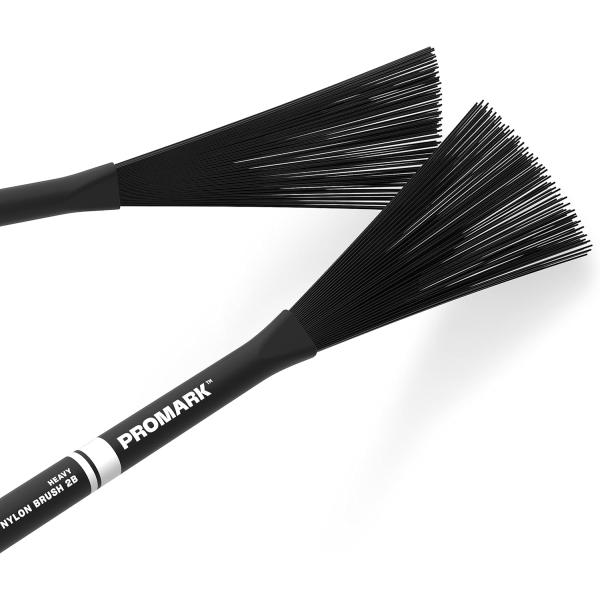 ソフトタッチのグリップを採用し、内部にはカウンターウエイトが仕込まれており、ナイロンブラシのソフトなサウンドを得つつも、Rebound Series ドラムスティックのような感覚での演奏性を提供するモデルです。持ち運び時は、ブラシ部をグリッ...