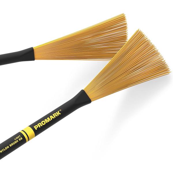 ソフトタッチのグリップを採用し、内部にはカウンターウエイトが仕込まれており、ナイロンブラシのソフトなサウンドを得つつも、Rebound Series ドラムスティックのような感覚での演奏性を提供するモデルです。持ち運び時は、ブラシ部をグリッ...