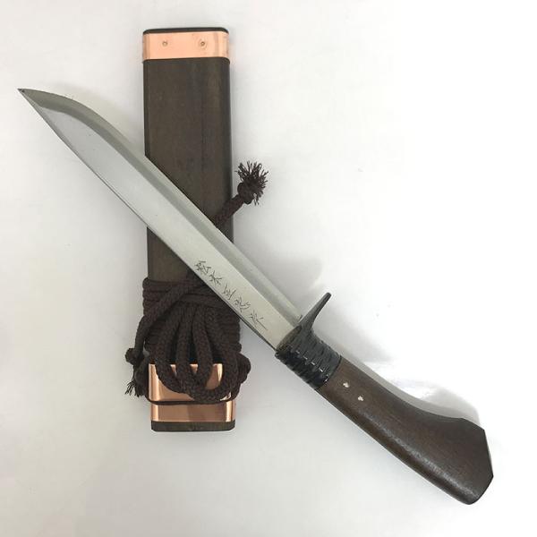 松本正忠作のオリジナルの細身剣ナタ(両刃)210ｍｍの鉈です。210ｍｍは一番使いやすいサイズの鉈で、このサイズを携帯していればいろいろなシチェエーションで活躍してくれます。自由鍛造法の伝統をもつ土佐マタギの血を受け継ぎ、製作しています。4...
