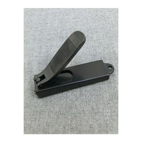 岐阜県関市の刃物のまち、岐阜県関市の爪切りといえばこのメーカー、服部利器製作所。黒染め仕上げで、ブラックのプラスティックカバー付の爪切りです。硬度の高いハイカーボン鋼を使用して１本１本、熟練職人によって焼き入れ　刃付けが施されています。使い...