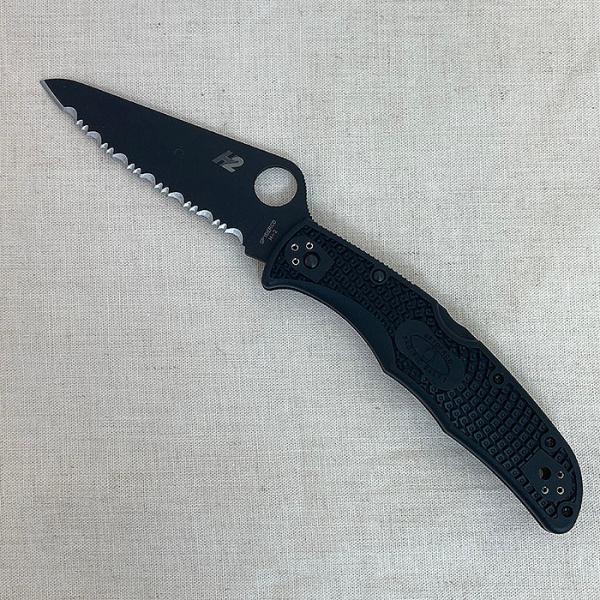 スパイダルコの水辺での作業に好評のサビないH2鋼材を採用したエンデューラオールブラックモデル、軍用や戦闘用でもないこのナイフにブラックで塗装しているのは、あくまでルックス（デザイン）的要素が強くデザイン的にも優れています。日本国内の工場で生...