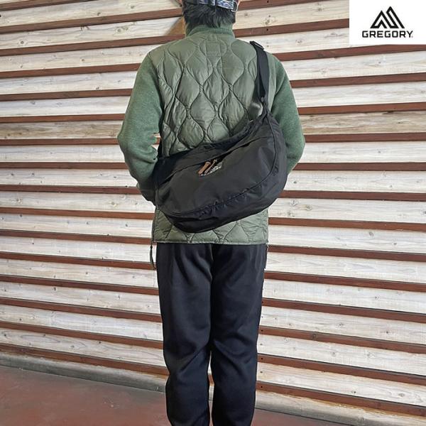 グレゴリーデイパックはデイリーユースに最適のスタンダードなバックパック。ブランド創業当時から存在するデイパックは40年以上に渡り愛されています。GREGORY　グレゴリーのサッチェルM　SATCHEL Mはタウンユースからアウトドアまで、多...