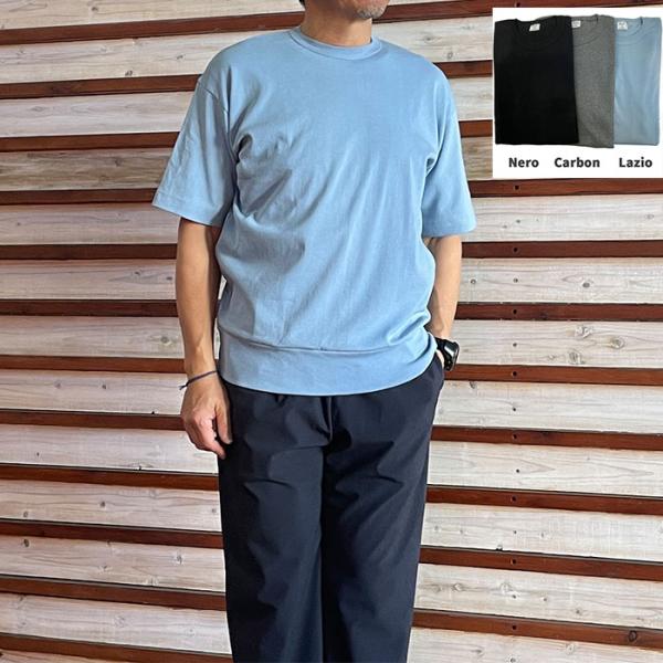 gicipiジチピはすべてMADE IN ITALY。柔らかなフライス編みのクルーネックリラックスフィットTシャツ。継続のベストセラーモデル、肩幅と身幅を広げました。大人が着用しても決して子供っぽくならない秀逸したバランスが特徴です。裾のリ...