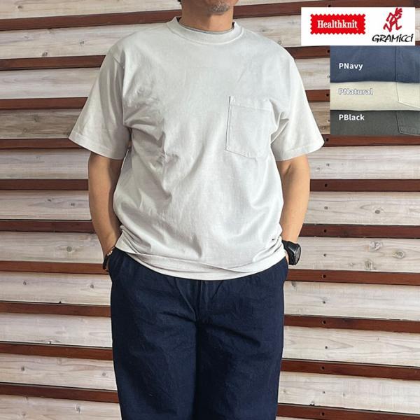 HealthaknitヘルスニットとGramicciグラミチのダブルネームのこのTシャツは、スポーツウェアの初期のヴィンテージTシャツのように作られ、米国で織られたコットンを使用しています。独特の質感のある生地で、胸にポケットが付いているの...