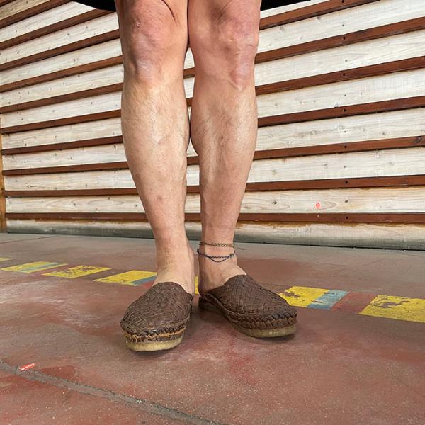 アメリカ人デザイナーMichael Paratoreが立ち上げたレザーサンダルブランドMOHINDERSモヒンダーズ。弁護士をしていたMichaelがインド旅行に行った際に出会った一つのレザーサンダルに魅せられ、自分でこのレザーサンダルを作...