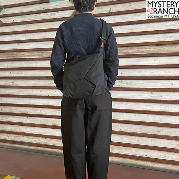 新たにデザインされたビンドルは開口させた状態で自立させることも可能で、2 つのサイズから選択できます。内部には2 つのジッパーポケットが備わり、小物の整理に便利です。食料品店からオフィスまで、このEDCシリーズの定番バッグは必需品以外のモノ...