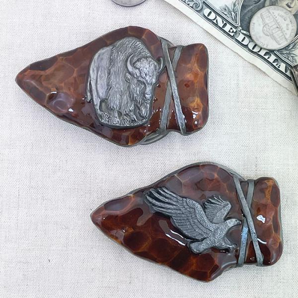 バックルオブザアメリカのアローヘッドのアメリカ製の希少なベルトバックル。BUCKLES OF AMERICAが生産した、希少なUSA製ベルトバックルです。こちらのバックルはレザーベルトと交換が可能なバックルでお好きなベルトに付け替えながら楽...