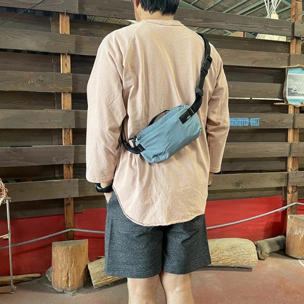 折りたたんで収納、持ち運びできるスリングバッグです。必要最小限の荷物を持ち運べるコンパクトなサイズで、観光やショッピング、フェスなど、アクティブなシーンで大活躍。ハンズフリーで貴重品を管理できる高性能なヒップパックで簡単にジッパーを開けられ...