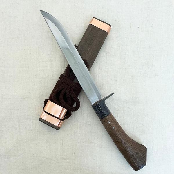 松本正忠作のオリジナルの細身剣ナタ(両刃)210ｍｍの鉈です。先フ型で、先端部分がストレートタイプです。210ｍｍは一番使いやすいサイズの鉈で、このサイズを携帯していればいろいろなシチェエーションで活躍してくれます。細身のタイプですので軽量...