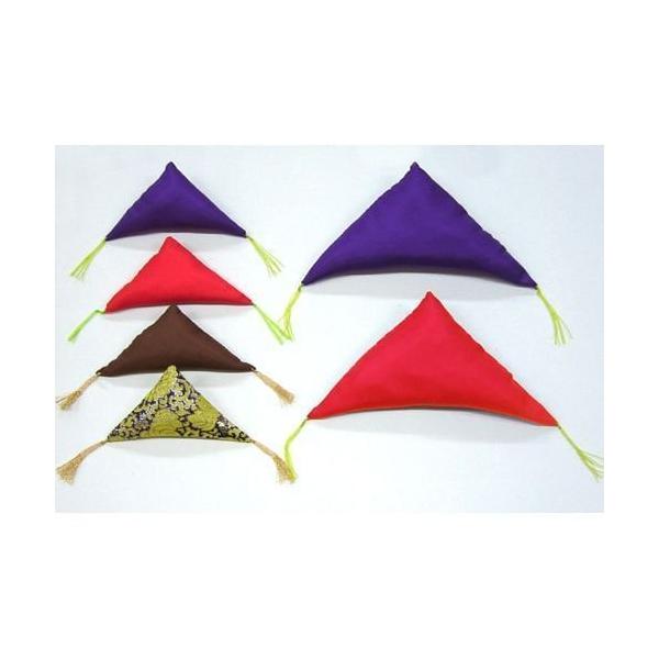 額受金具と額縁の間にはさんで使用します。一応額縁を傷から守りますが、主な役割は装飾です。和の雰囲気を高め、格調高く魅せます。諸説ありますが、ふとんの底辺を手前側に置くのが基本です。[普通]サイズが使い勝手の良いサイズです。[特々大]はお寺の...