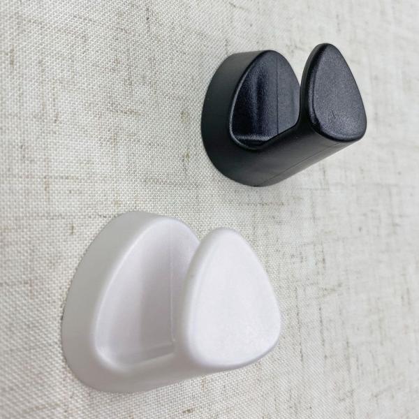 大きめの受けで様々な用途に使える。額吊り用の範疇を超えた壁面フックです。取り付けの難しそうな石膏ボードでも充分な垂直耐荷重を得られます。JフックやボルダーフックA・Bと違い、4本の釘でフックを支えます。上記の商品よりも釘の跡が大きくなるので...