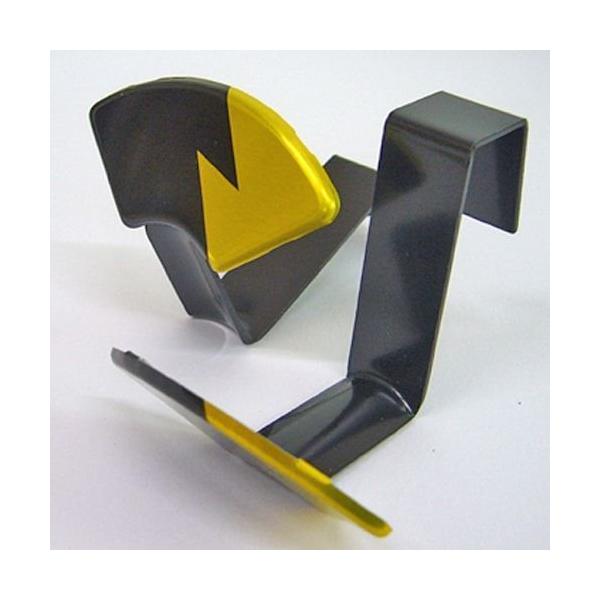 和室に良く合うイナヅマ柄付きの額受です。鴨居用(かもい)と長押用(なげし)をお選びください。隙間の無い木部が鴨井、指が入るほどの隙間があるのが長押です。鴨居用は木部に金具を打ち込んで固定し、長押用は隙間に引っ掛けて使う形になります。額縁を乗...