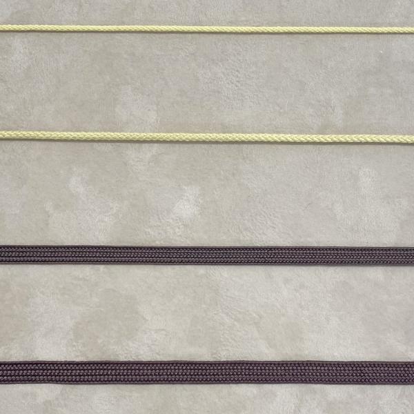 額縁を吊る紐です。4種類からお選びいただけます。[額縁が落ちた]原因のほとんどは紐が解ける・切れることです。一年-数年に一度の点検・交換をお奨めいたします。額縁の紐は二重にして縛り、二重にした紐を引っ掛けて飾ります。「額縁の長さの3倍」を必...