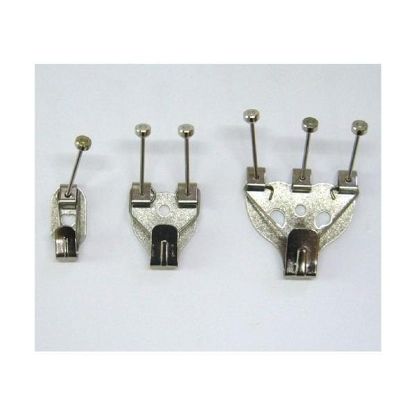 斜めに釘を打ちこんでがっちりフックを固定します。地震や盗難に強い、紐のはずれ止め付きです。ステンレス製ですので錆びません。木部、石膏ボード兼用でお使いいただけます。額縁の裏側で隠れる位置に額吊金具を設置し、額縁に付属する紐を引っ掛けて飾って...