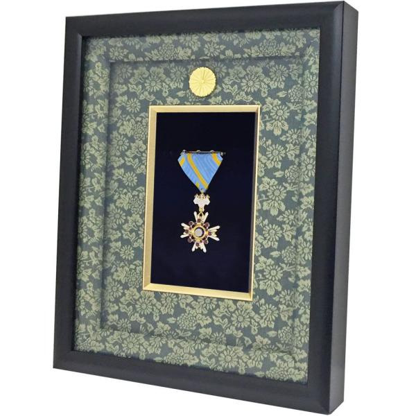 勲章のみが入る専用額です。勲章や褒章を単品を飾るのにお使いいただけます。雲形付きで奥行きのある、手の込んだ和額タイプの高級額縁です。専用金具付きなので、ぶら下げた自然な状態で飾れます。表面カバーには、UVカット強化型のアクリルを採用しました...