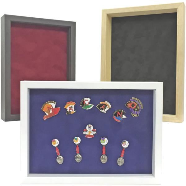 ピンバッジ用マット付き、立体額縁です。レイヤーボックスフレームに布張りマットを合わせました。布張りマットにピンバッジを刺し、裏面から針に金具を取り付けてください。フレームいっぱいにピンバッジを飾れます。机の上にピンバッジを並べて、額縁サイズ...