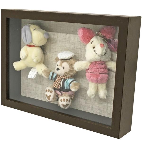 ぬいぐるみバッジ、通称「ぬいば」が飾れる立体額。額縁内部に39mmの深さがあります。ぬいばの厚さを、表面カバーと背景マットで挟んで固定します。背景のマットには、摩擦力の高い布貼りマットを採用しました。フレームを5色から、背景マットを10色か...