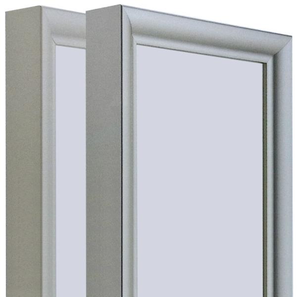 太目のシンプルな形状の出展用仮縁。繊細なカラーが上品に作品を引き立てます。微妙な色合いの違いですが、Mライトステンとステンの2色からお選びください。仮縁は展示会などに向く枠だけの組立式の額縁です。表面カバーなどは付属しません。厚みのあるキャ...