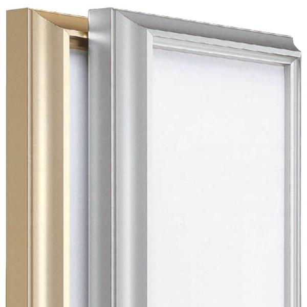 太めのボリュームのある縁で大作にぴったり。数字上の太さ以上に存在感を感じられる仮縁です。オーソドックスな2色からお選びいただけます。仮縁は展示会などに向く枠だけの組立式の額縁です。表面カバーなどは付属しません。厚みのあるキャンバスやパネル専...