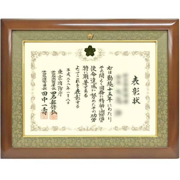 南洋サクラ材を使用した本格匠仕上げの高級賞状額。磨き上げられた艶のあるフレームが美しい額縁です。布張りのマット材と高さのある金色の面金が、額装に奥行きをもたらします。賞状がぴったり納まる形状の額縁とは、全く違う仕上がりをご覧ください。横向き...