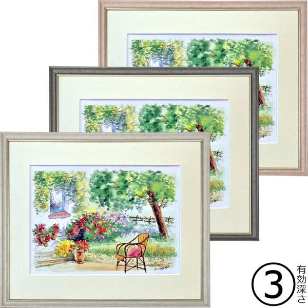 いぶした色合いが特徴の渋めな額縁。モダンさと落ち着きが同居した額縁です。フレーム内側のラインは、黒や茶色の点が入るアンティーク調の塗装。アクセントラインが額装を引き締め、落ち着いた雰囲気に纏まります。ホワイトとピンクとブラックの3色からお選...