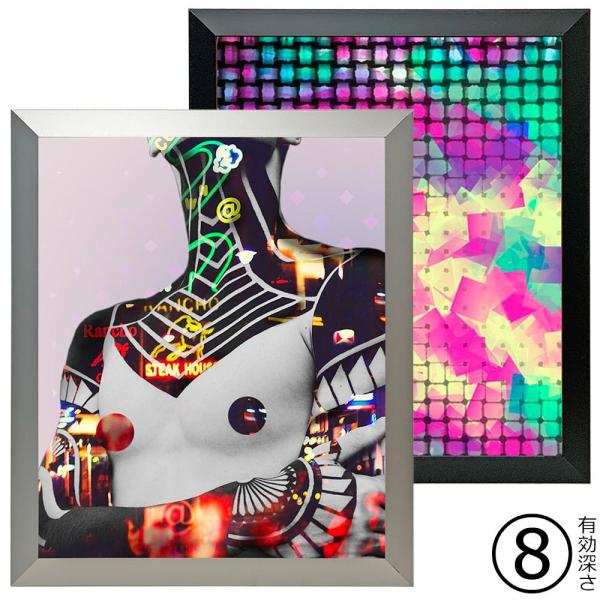 断面が三角形になる形状が新しい。斜めから見るとすっきりシャープに、正面から見ると充分なフレーム幅でエレガントに。見る角度によって印象を変えるフレームです。細身ながらもA0などの大きなサイズにも対応します。表面カバーはUVカット率を高めたUV...