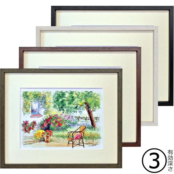 木地の色合いを活かしたシンプルな一般額。内側の表面カバーまでに高さがあり、中身が奥まって配置されます。ちょっとしたボックスのような印象を感じられるかもしれません。ブラウン、マホ、ホワイト、ブラックからお選びください。画像の色合いと異なる場合...