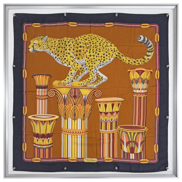 飾り換えにも対応する、スタイリッシュな立体スカーフ額。付属のマグネットピンで自在にスカーフを飾れます。重量のある全面マグネットボードではなく、木目調の裏板に固定用のマグネットを取り付けてご用意しました。ポピュラーな4サイズでのご用意ですが、...