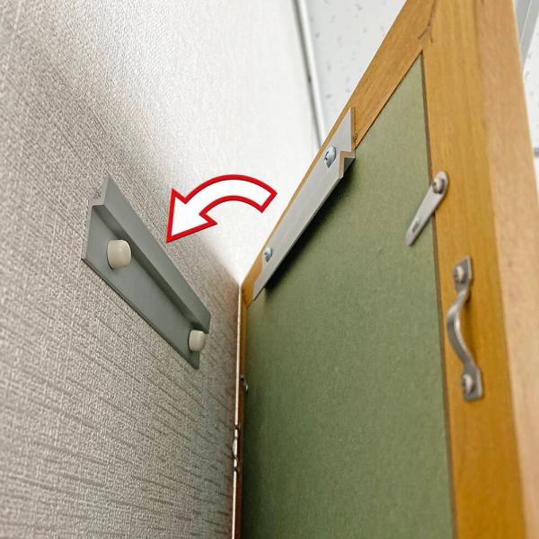 水平器付き、額縁用のドッコレールです。額縁の背面と壁面に設置したレールを噛み合わせて固定します。フレーム裏幅20ミリ以上、ネジの打ち込み部の厚さが15ミリ以上で、木製の額縁であることが使用条件になります。樹脂製、アルミ製の額縁にはお使いいた...