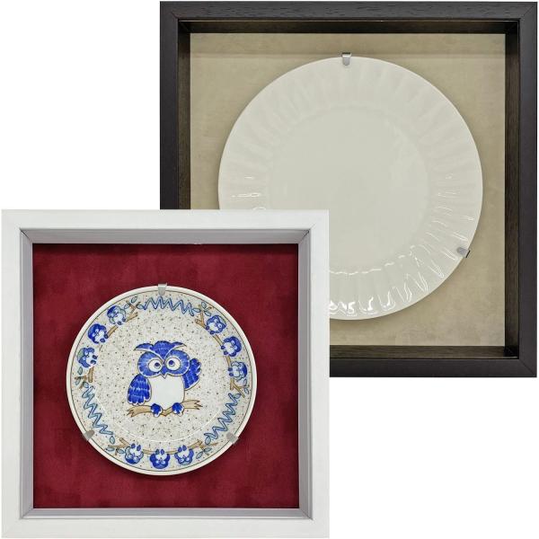 お皿をしっかり固定できる、専用ホルダーが付属する立体額。厚さ3cm以下、16cm-27cmのお皿が飾れます。専用ホルダーのツメをお皿に引っ掛けてから、下穴を開けた背景マットと裏板にホルダーを固定してください。皿ホルダーの設置はお客様にお願い...
